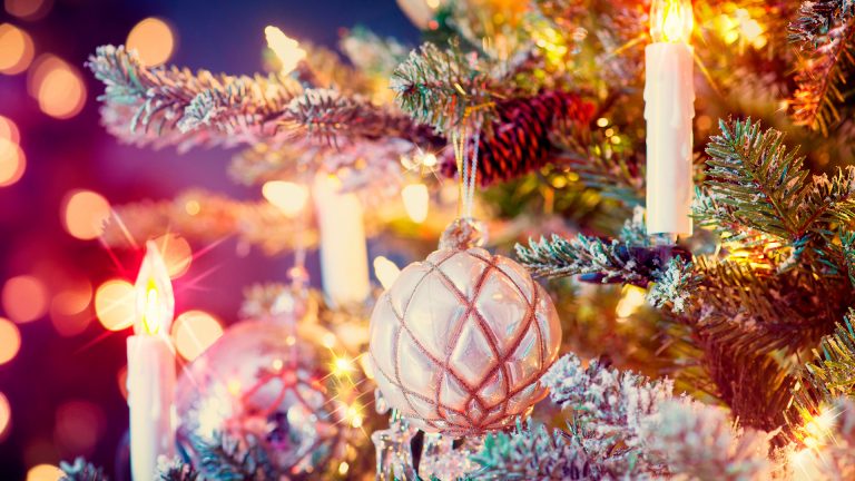 Christmas Tree Desktop Theme for Windows 10 / 11
