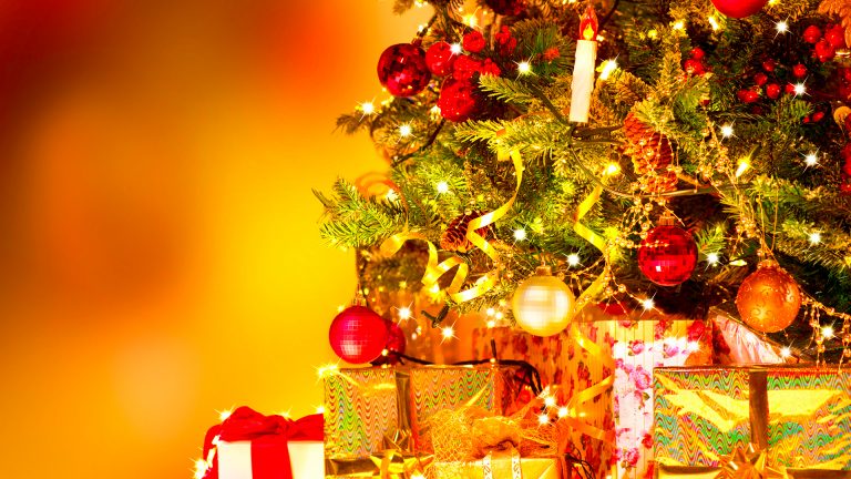 Christmas Tree Desktop Theme for Windows 10 / 11